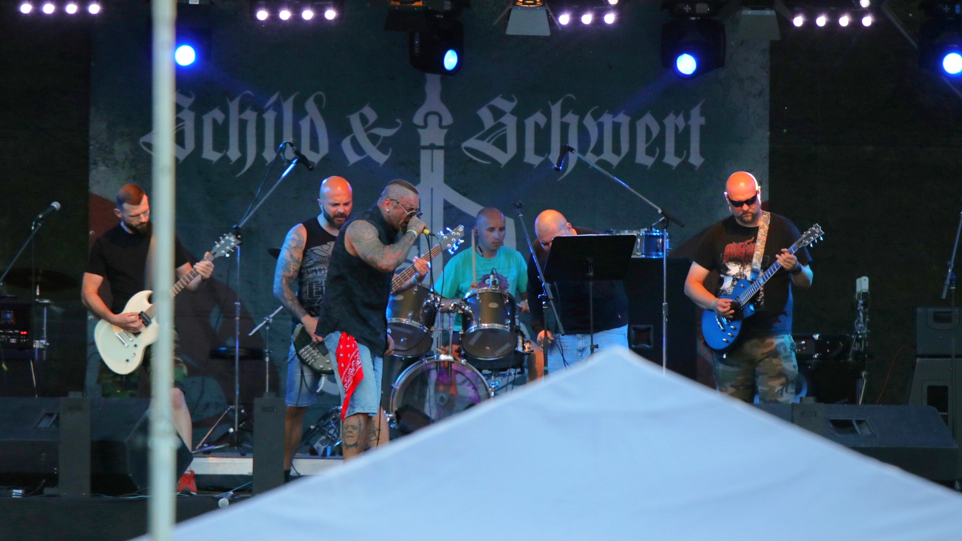 Neonazis sitzen bei Rechtsrock-Konzert auf dem Trockenen
